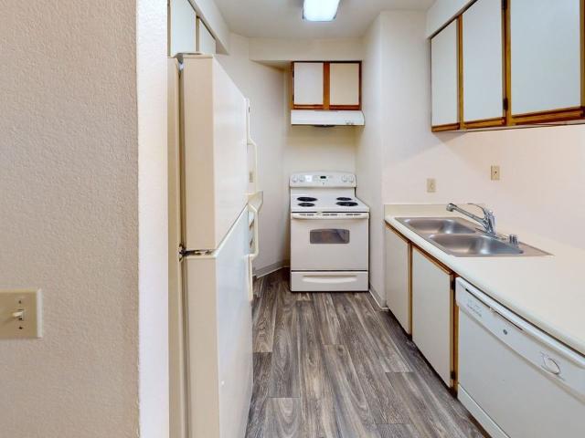 6813 LIVE STEPS TO GREEN LAKE PARK AND RETAIL CORE 1 Bedroom Apartment for Rent at 6813 Weedin Pl Ne, Seattle, WA 98115 Green Lake