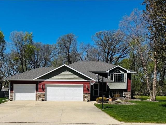 681 W River Dr, New London, MN 56273