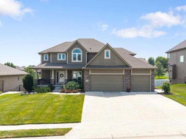 6829 Park Crest Dr, Papillion, NE 68133