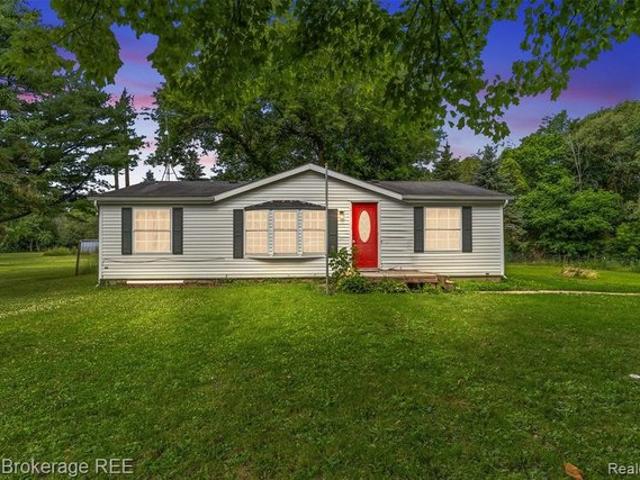 6829 West St, North Branch, MI 48461