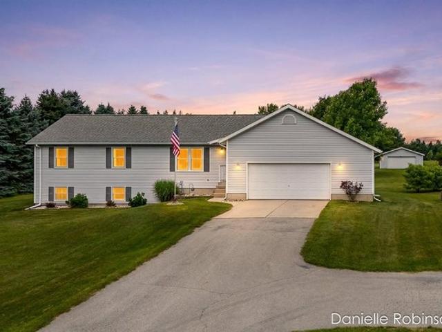 6829 12 Mile Rd NE, Rockford, MI 49341