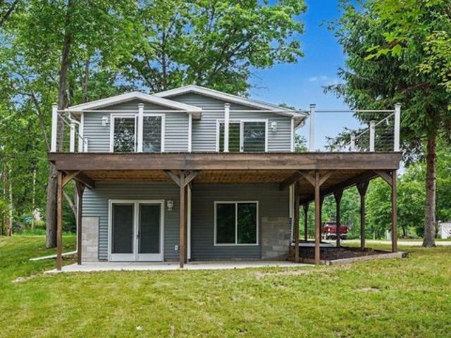 6820 W Shore Dr, Weidman, MI 48893