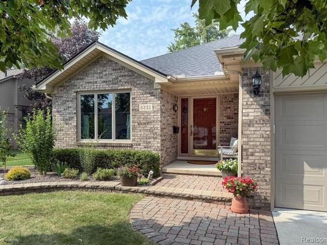 6821 Carriage Creek Dr, Washington Township, MI 48094