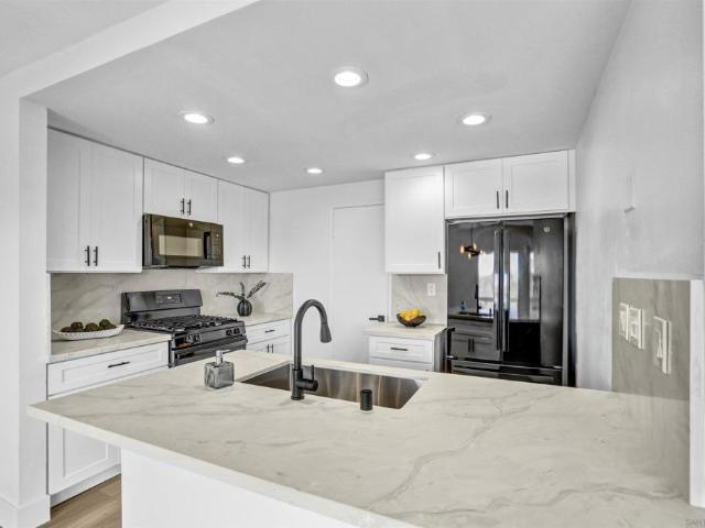 6821 Fashion Hills Blvd