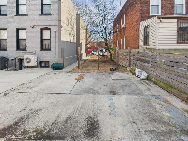 682 Hendrix Street