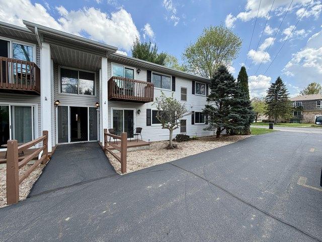 682 W Middle St Apt 4, Chelsea, MI 48118