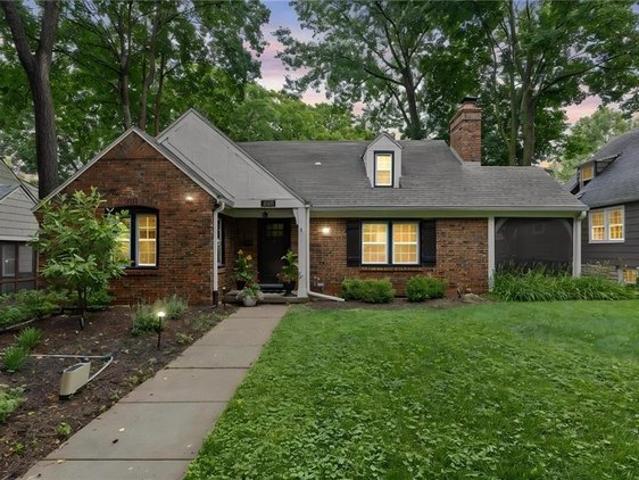 6839 Locust St, Kansas City, MO 64131