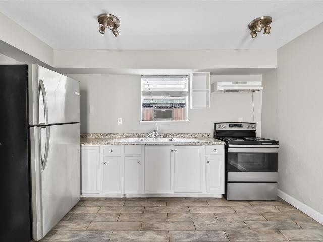 6832 Ave I
