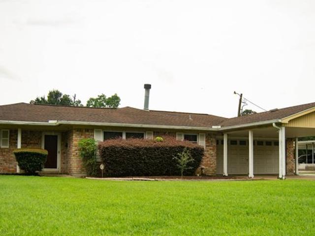 6840 Howe St, Groves, TX 77619