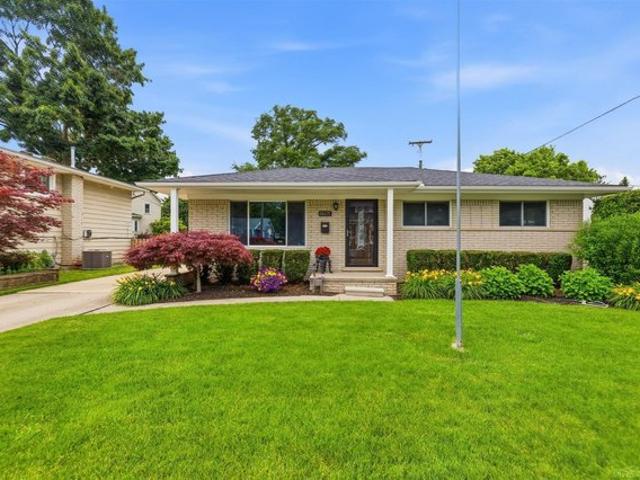 68435 Oak St, Richmond, MI 48062