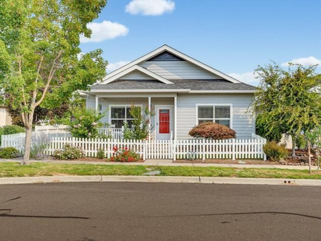684 Golden Peak Dr, Central Point, OR 97502