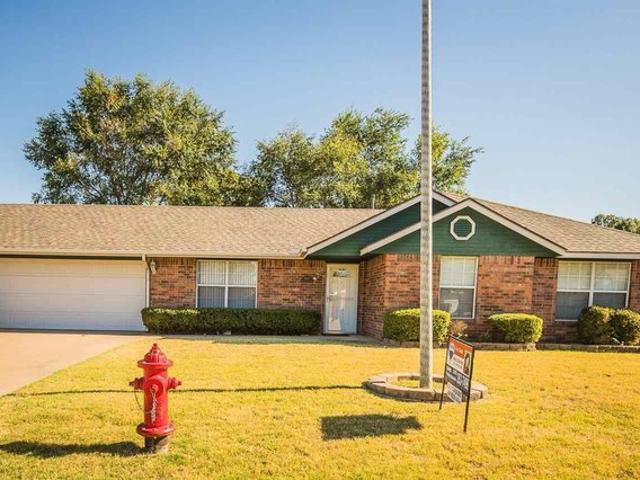 6859 NW Willow Springs Dr, Lawton, OK 73505