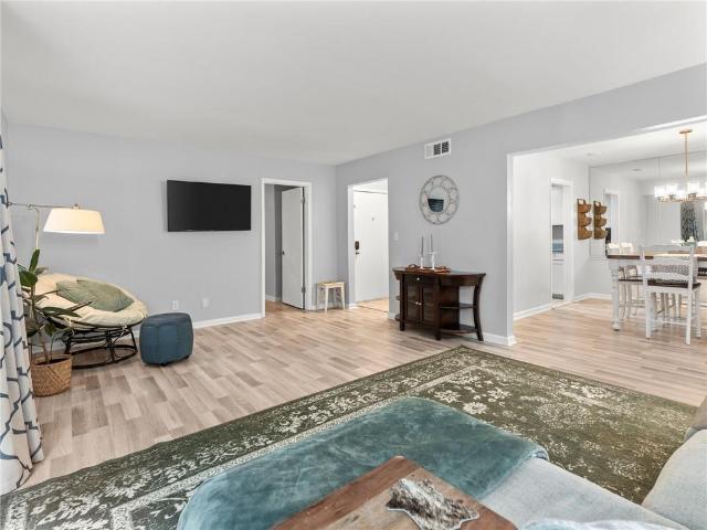 6851 Roswell Road H26