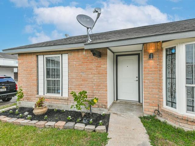 6853 Chasewood Dr, Houston, TX 77489