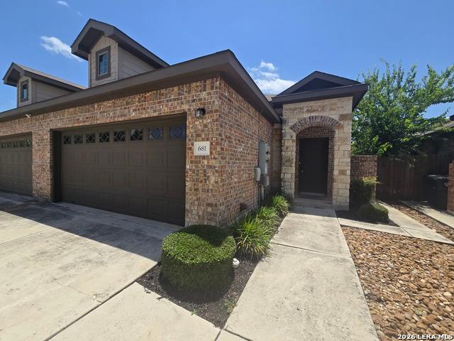 685 Creekside Cir
