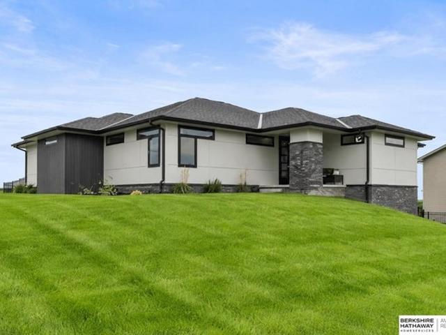 685 N 11th Cir, Springfield, NE 68059