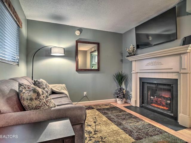 685 River Rd 306