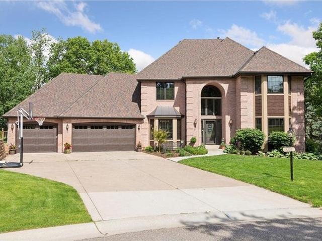 685 Valley View Ct, Shoreview, MN 55126
