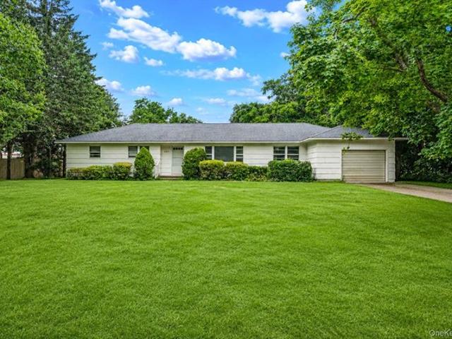 685 Village Ln, Mattituck, NY 11952