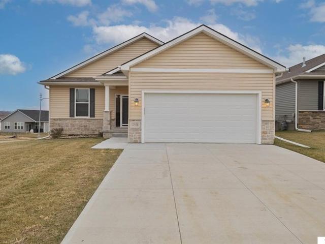 6860 Stony Point Dr, Papillion, NE 68046