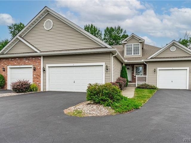 6861 Nickis Ln, Niagara Falls, NY 14304