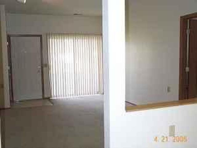 $686 / 2br Available soon wash/dry in apt! St Clair