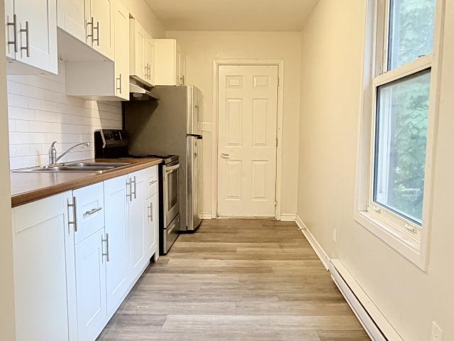686 Lincoln Rd, 2 beds, 1 full bath