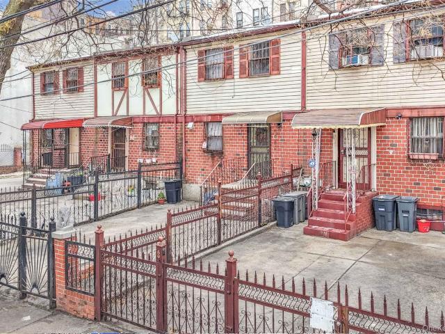 686 St Ann's Avenue | Compass