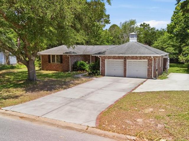 686 Pelzer Dr, Mount Pleasant, SC 29464