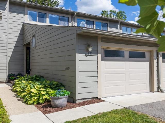 686 Peninsula Court