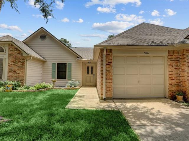 686 W Country Grove Cir, Pearland, TX 77584