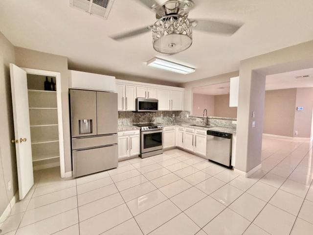 686 W Kingman Loop
