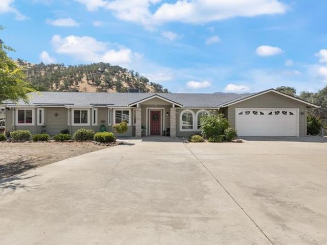 6873 Rodeo Dr, Sanger, CA 93657
