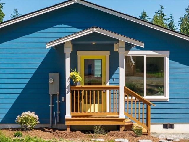 6884 Helena St, Clinton, WA 98236