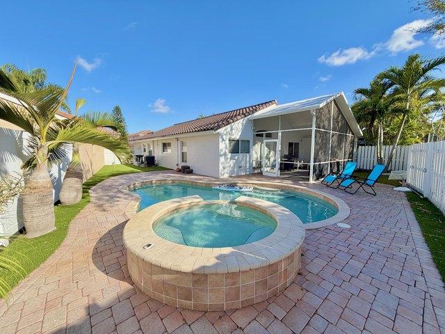 6883 Desert Inn Ter, Lake Worth, FL 33463