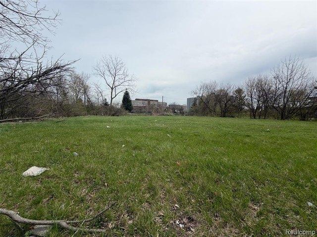 688 Field St, Detroit, MI 48214