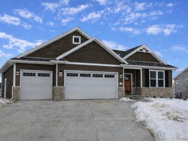 688 Round Rock Dr, Howell, MI 48843