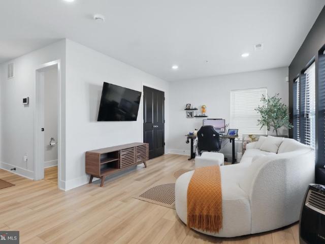 6894 Barrowfield Pl