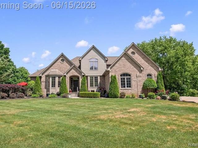 68960 Silver Fox Ln, Washington Township, MI 48095