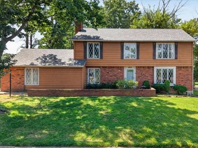 689 Henry Ave, Ballwin, MO 63011