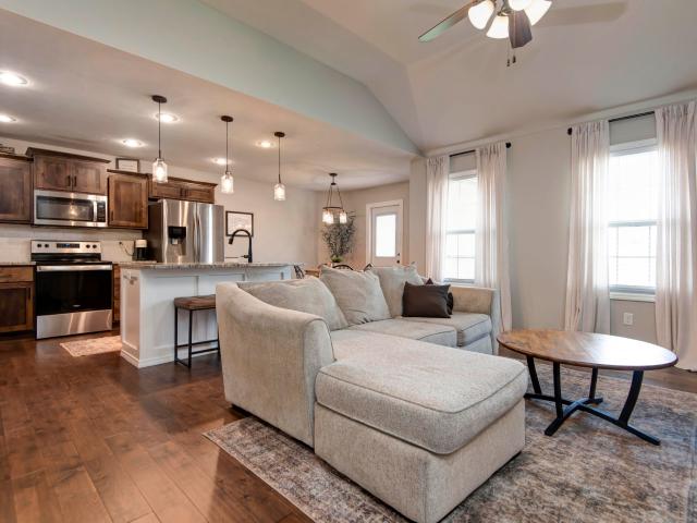 689 N Maplewood Hills Road