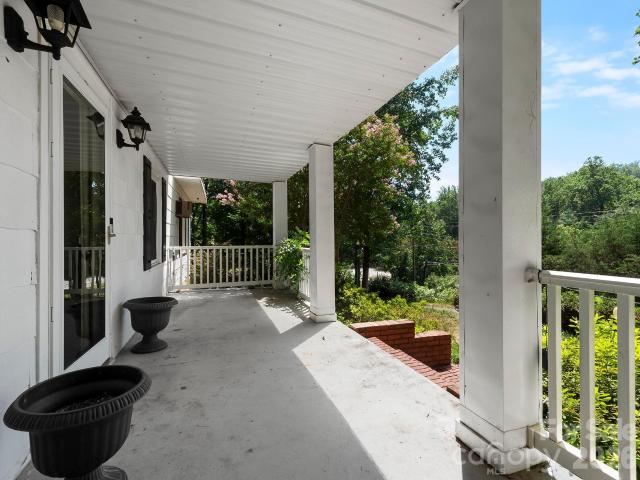689 S Trade Street