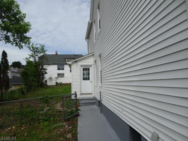 689 Sayre Ave