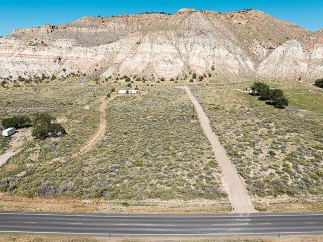 689 Utah Highway 12, Cannonville, UT 84718