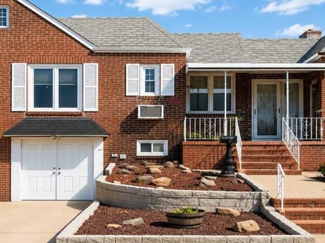 68 19 60th Dr, Maspeth, NY 11378