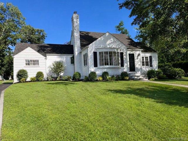 68 Woodbine Rd, East Hills, NY 11577