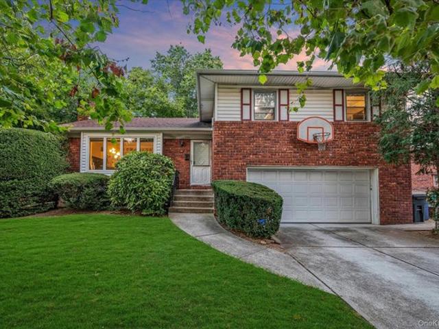 68 Bergman Dr, Hewlett, NY 11557