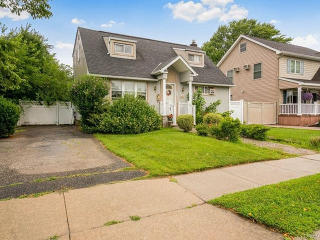 68 Cliff Dr, Hicksville, NY 11801