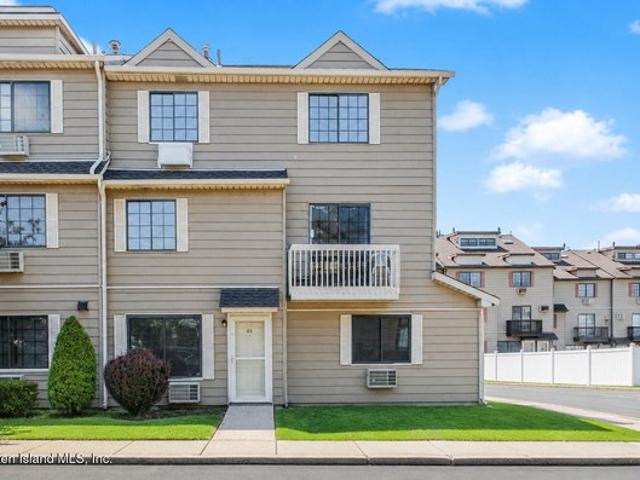 68 Gardenia Ln, Staten Island, NY 10314