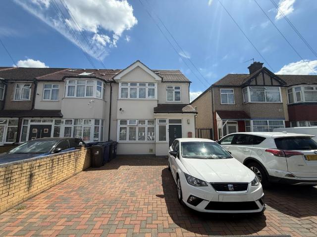 68, GREENLAND CRESCENT, UB2 2 bed flat to rent £1,900 pcm £438 pw